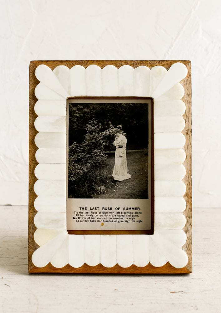 Scalloped Border Picture Frame